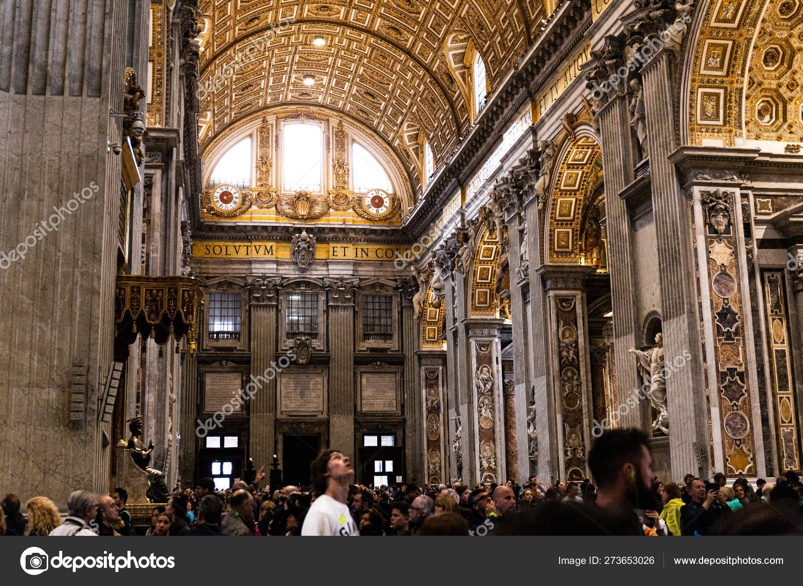 Roma Italia Junio 2019 Multitud Turistas Caminando Mirando Alrededor ...