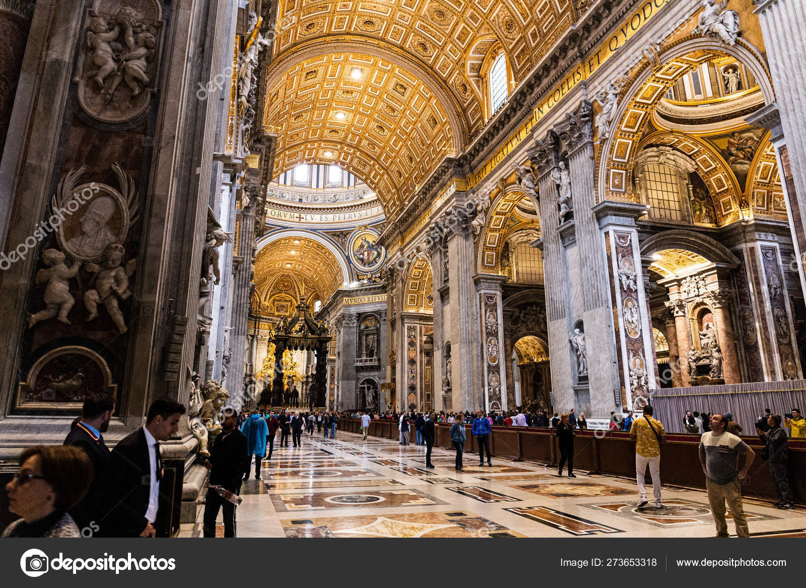 Roma Italia Junio 2019 Multitud Turistas Caminando Mirando Alrededor ...