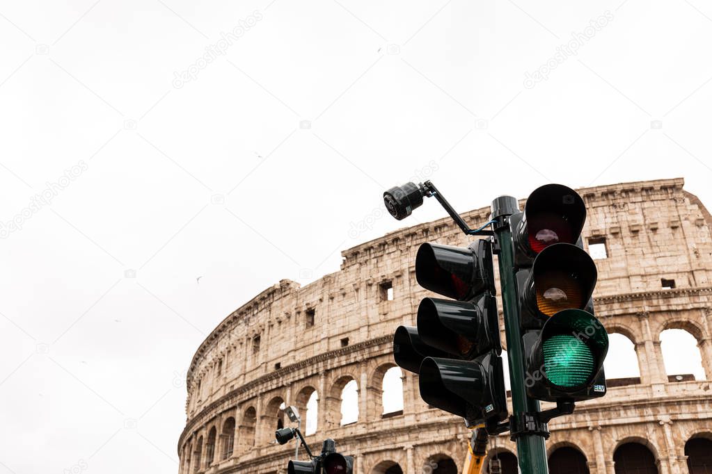 ROMA, ITALIA - 28 DE JUNIO DE 2019: coliseo y semáforo bajo cielo gris 2025