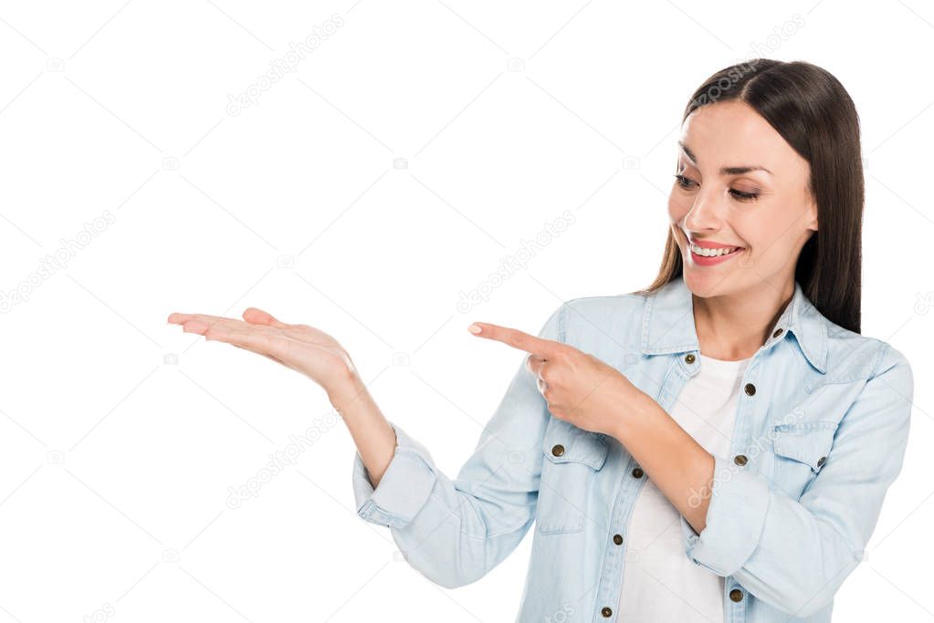 mujer morena feliz se alando con el dedo a un lado aislado en blanco 2024