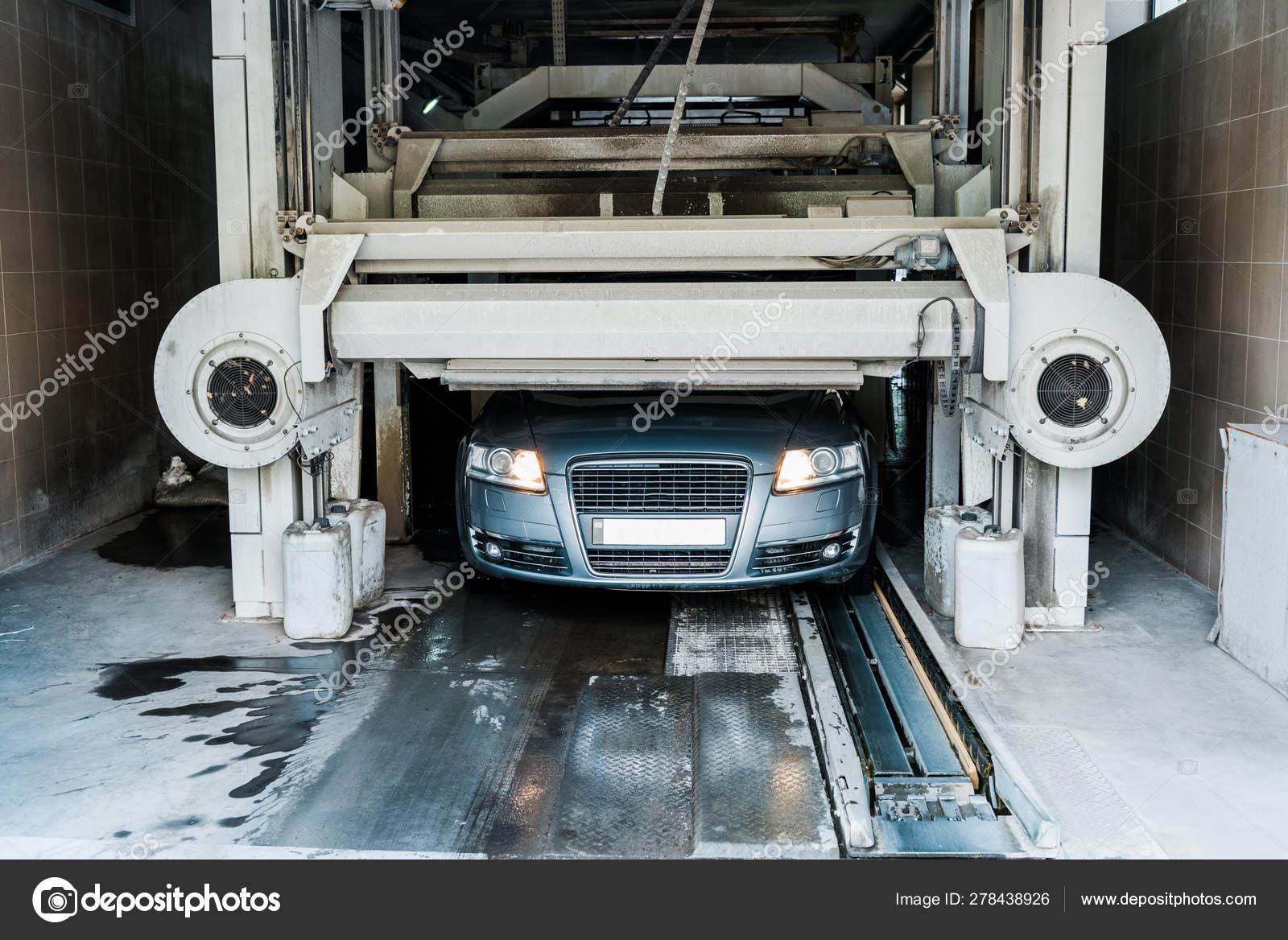 Grey Vehicle Car Headlights Shining Car Wash Service — Stock Photo ...