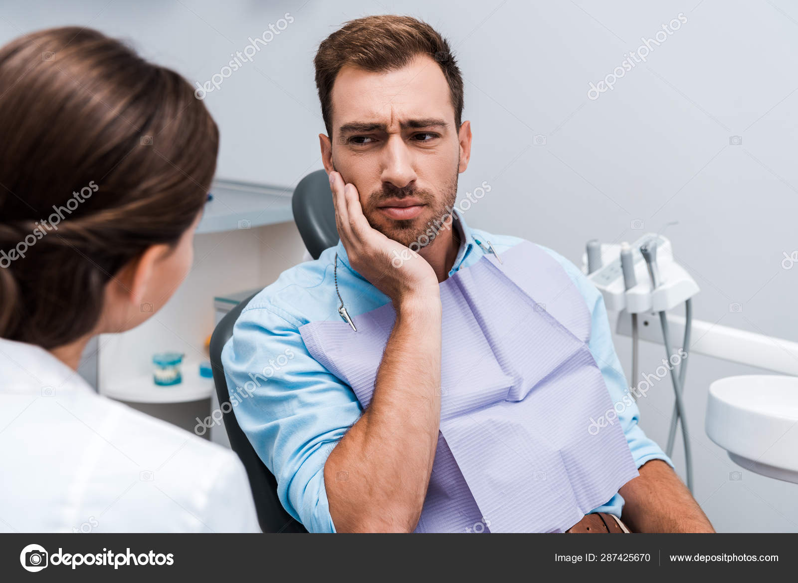 Enfoque Selectivo Del Paciente Molesto Tocando Cara Mientras Tiene ...