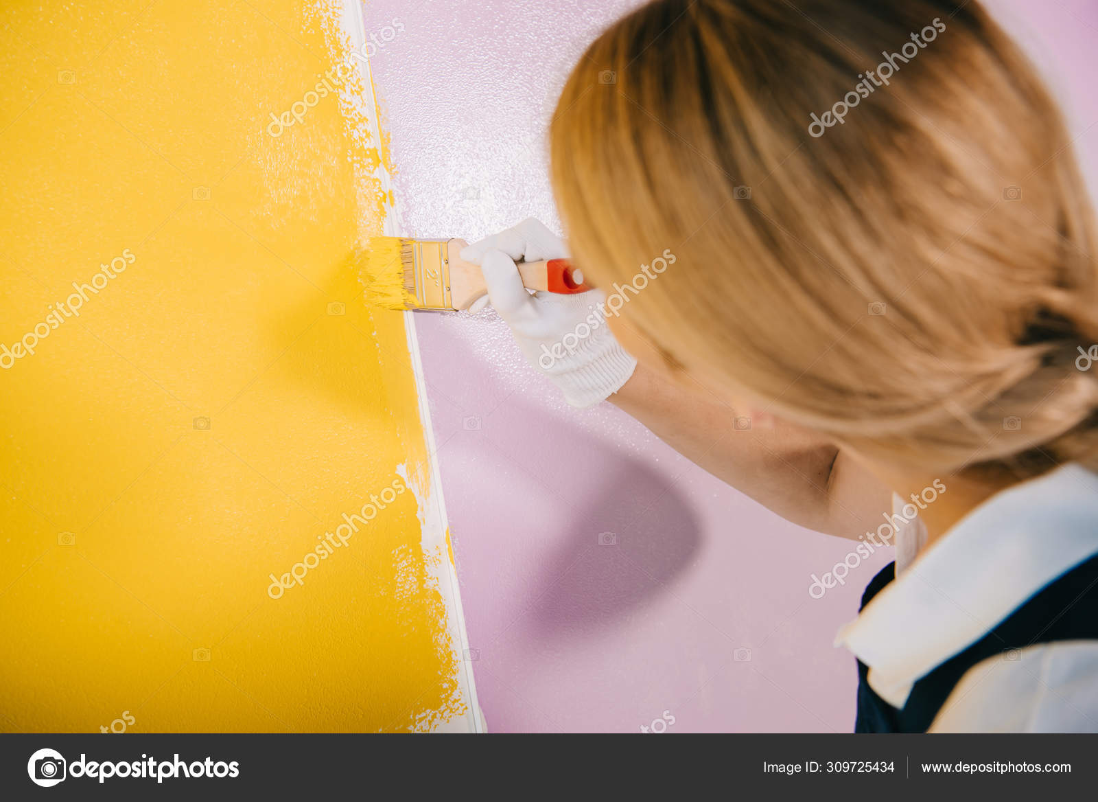 Back View Young Painter Painting Wall Yellow Pink Paintbrush — Stock ...