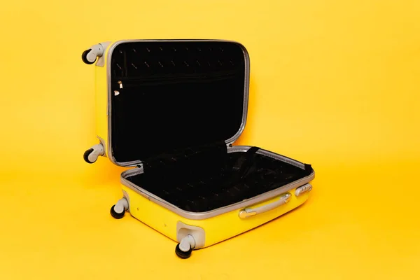 Offen Verpackter Koffer