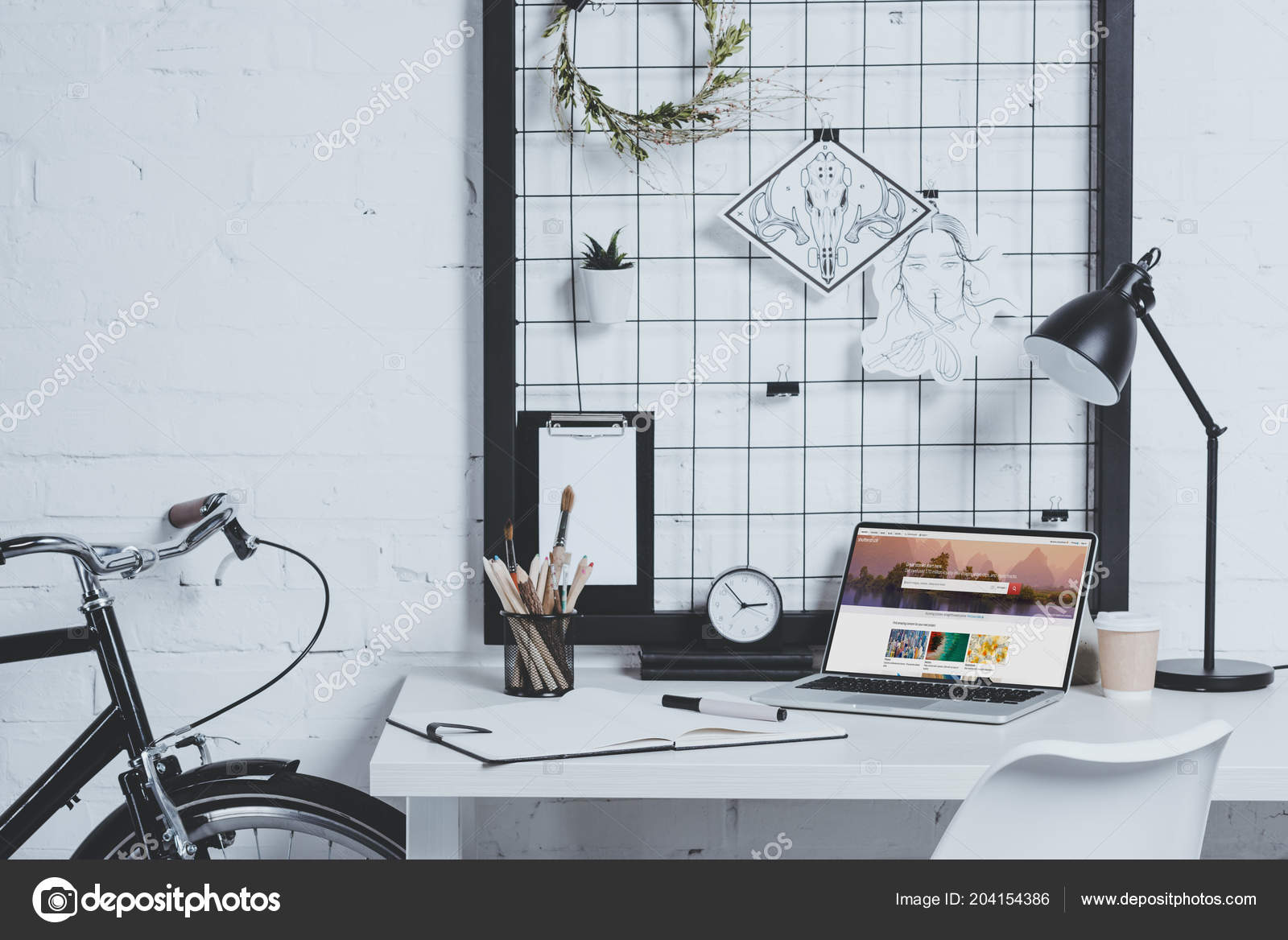 Laptop Loaded Shutterstock Page Table Modern Office – Stock Editorial ...