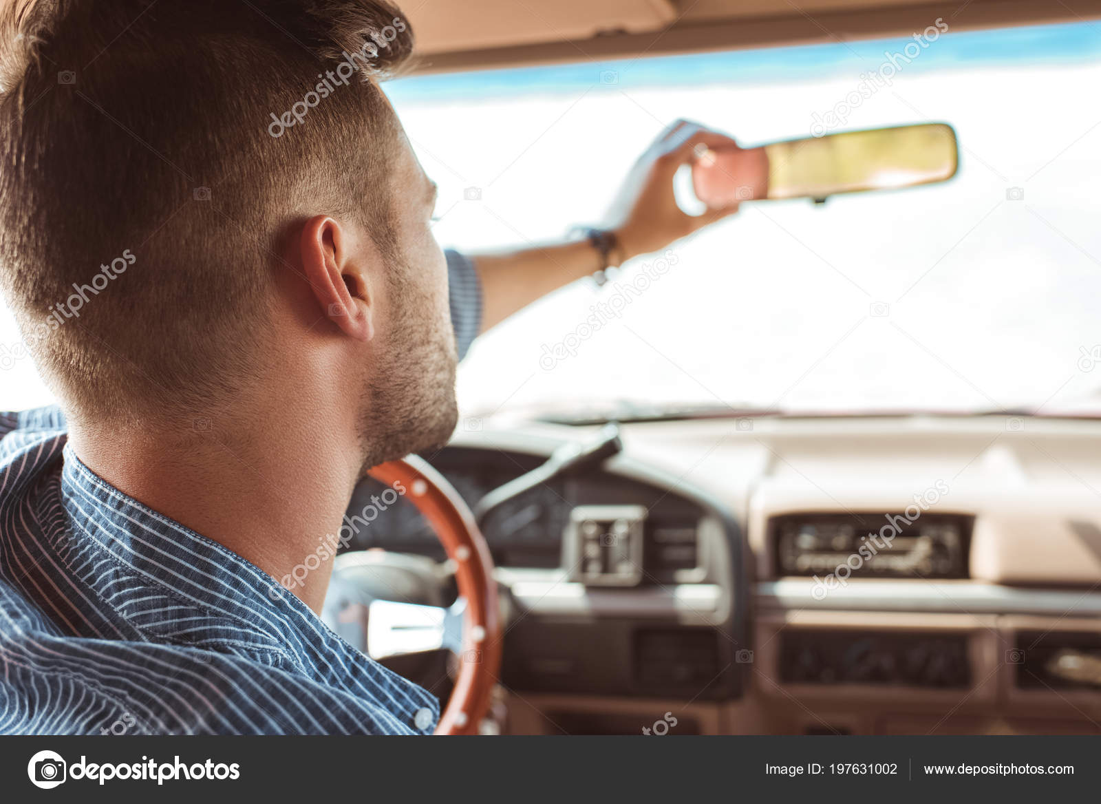 Vista Trasera Del Conductor Masculino Mirando Espejo Retrovisor Coche ...