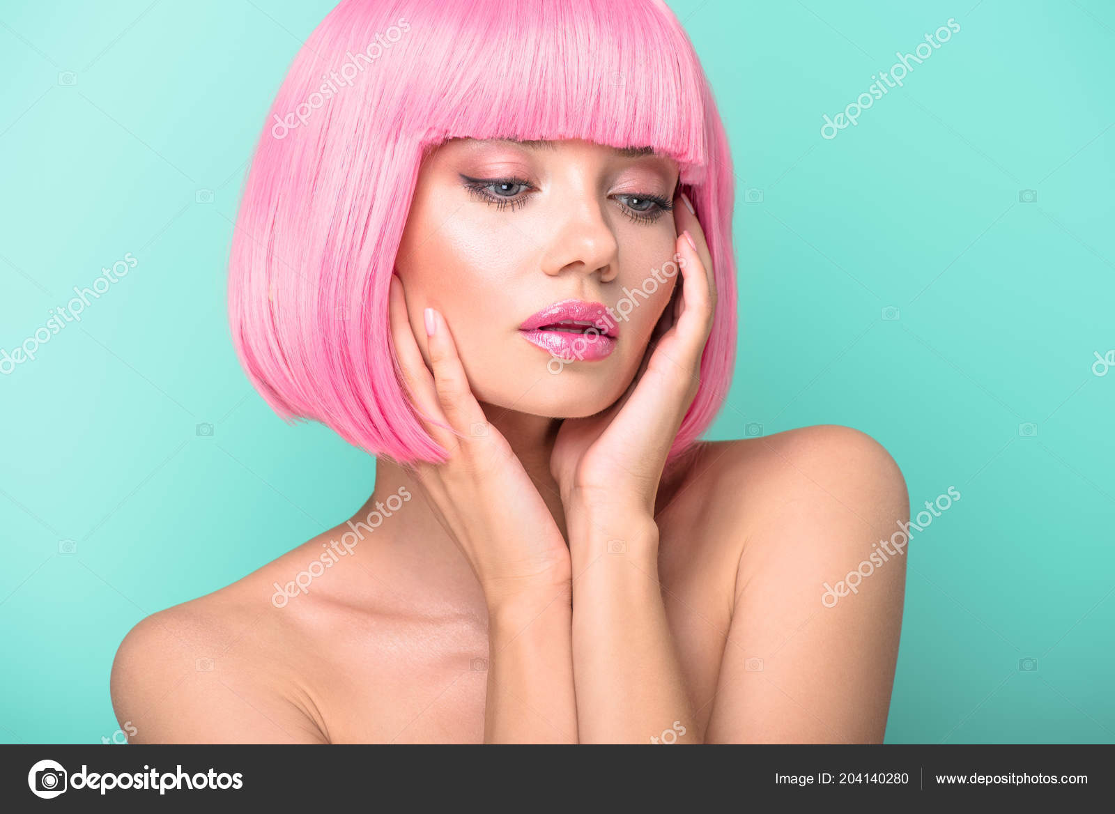 Sensual Mujer Joven Con Bob Rosa Corte Aislado Turquesa — Foto de stock ...