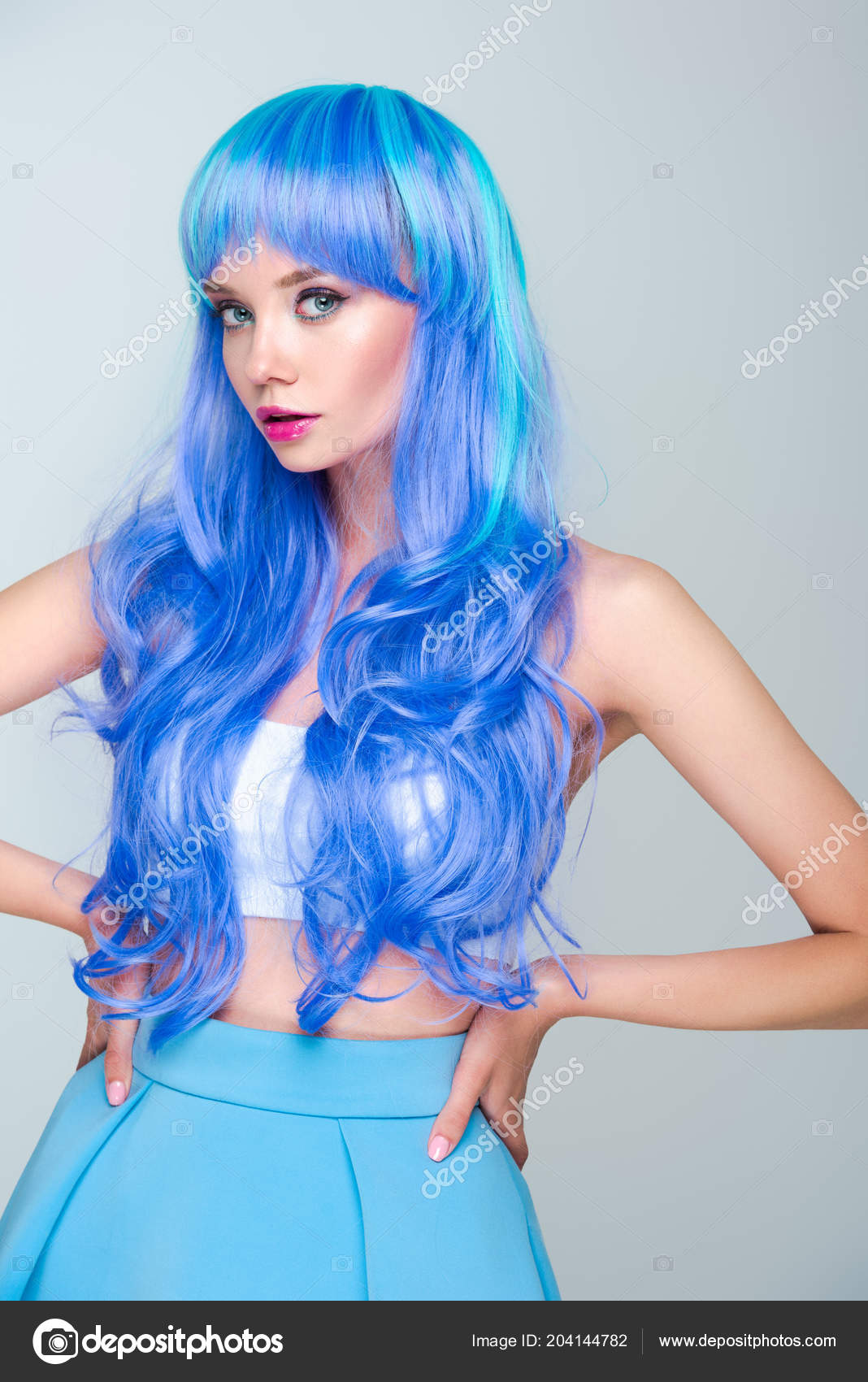Mujer Joven Seria Con Pelo Azul Brillante Pie Con Los — Foto de stock ...