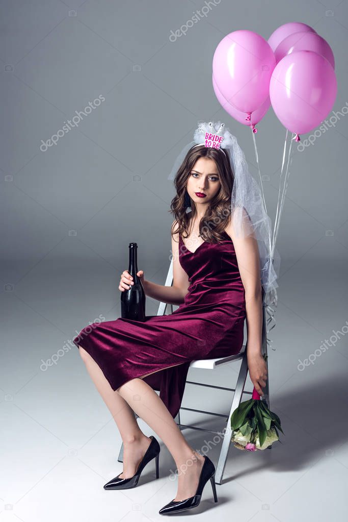 triste futuro novia en velo para despedida de soltera sentado en la ...