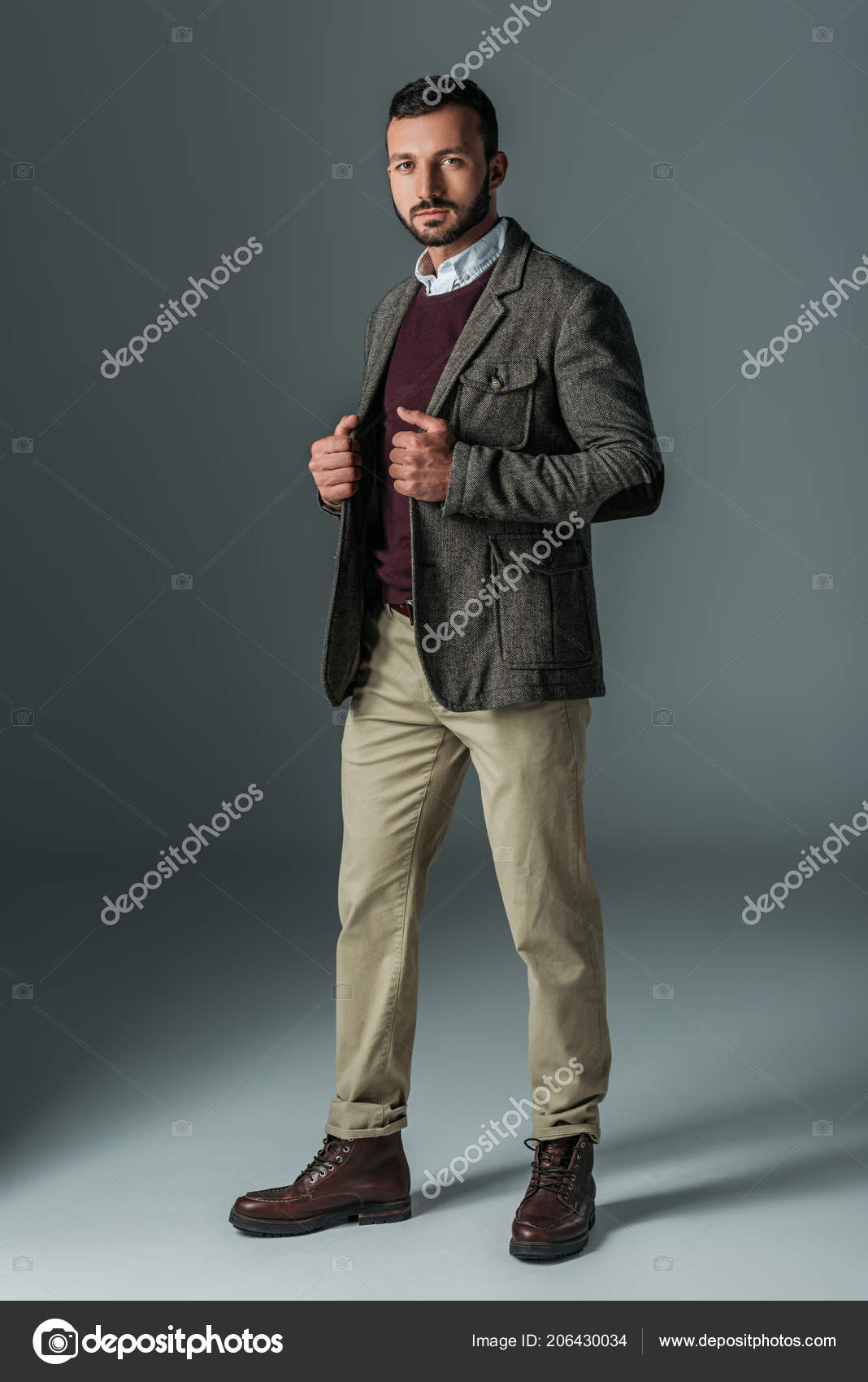 Modelo Masculino Guapo Posando Pantalones Beige Chaqueta Tweed Gris ...