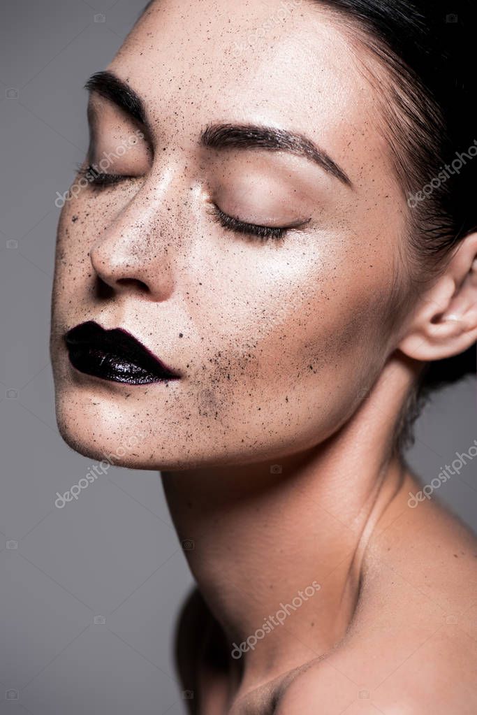 retrato de hermosa chica con labios negros, ojos cerrados y pecas ...