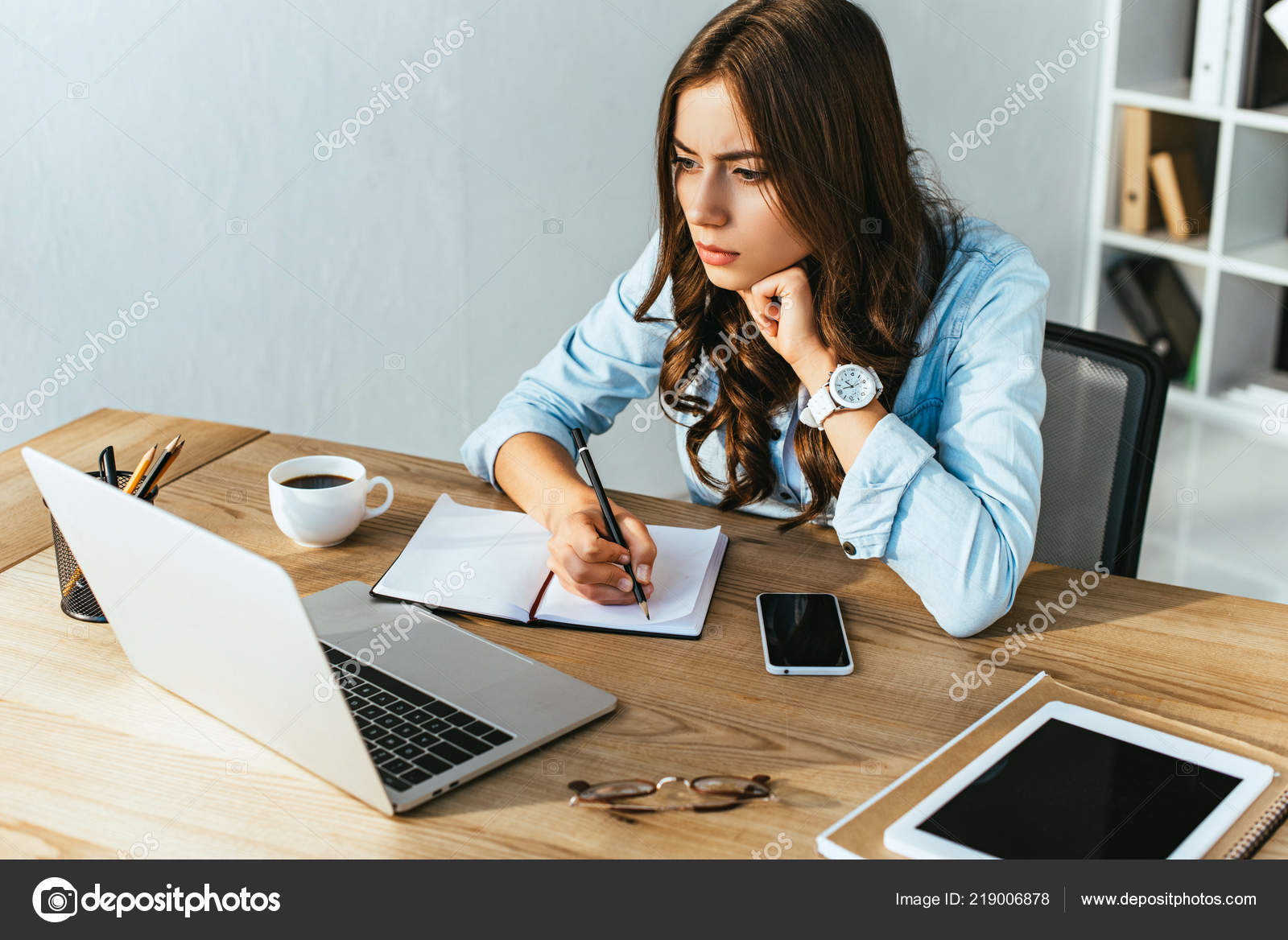 Mujer Concentrada Mesa Con Ordenador Portátil Que Participa Webinar ...