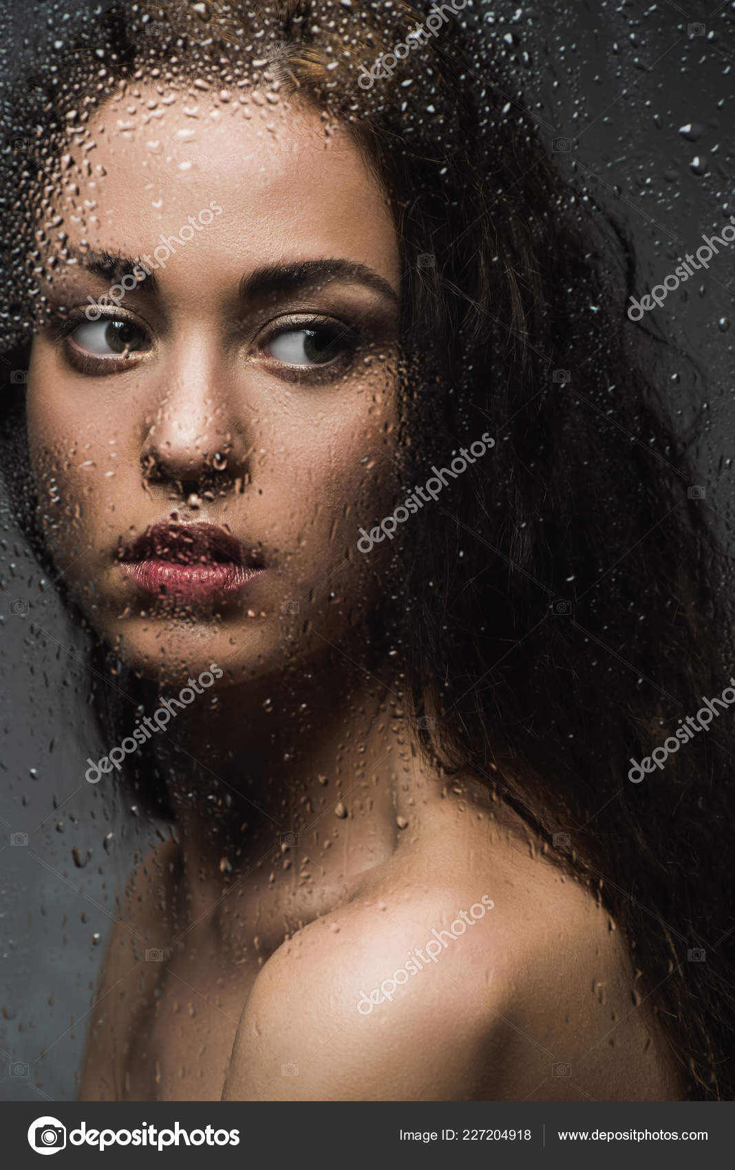 有吸引力的黑发女人背后的湿玻璃淋浴 — 图库照片©allaserebrina＃227204918