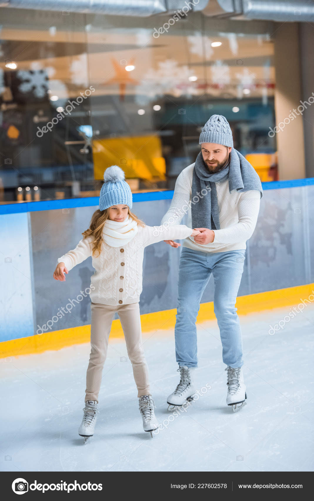 Father Helping Little Daughter Skate Ice Rink — Stock Photo ... Father Helping Little Daughter Skate Ice Rink — Stock Photo ...