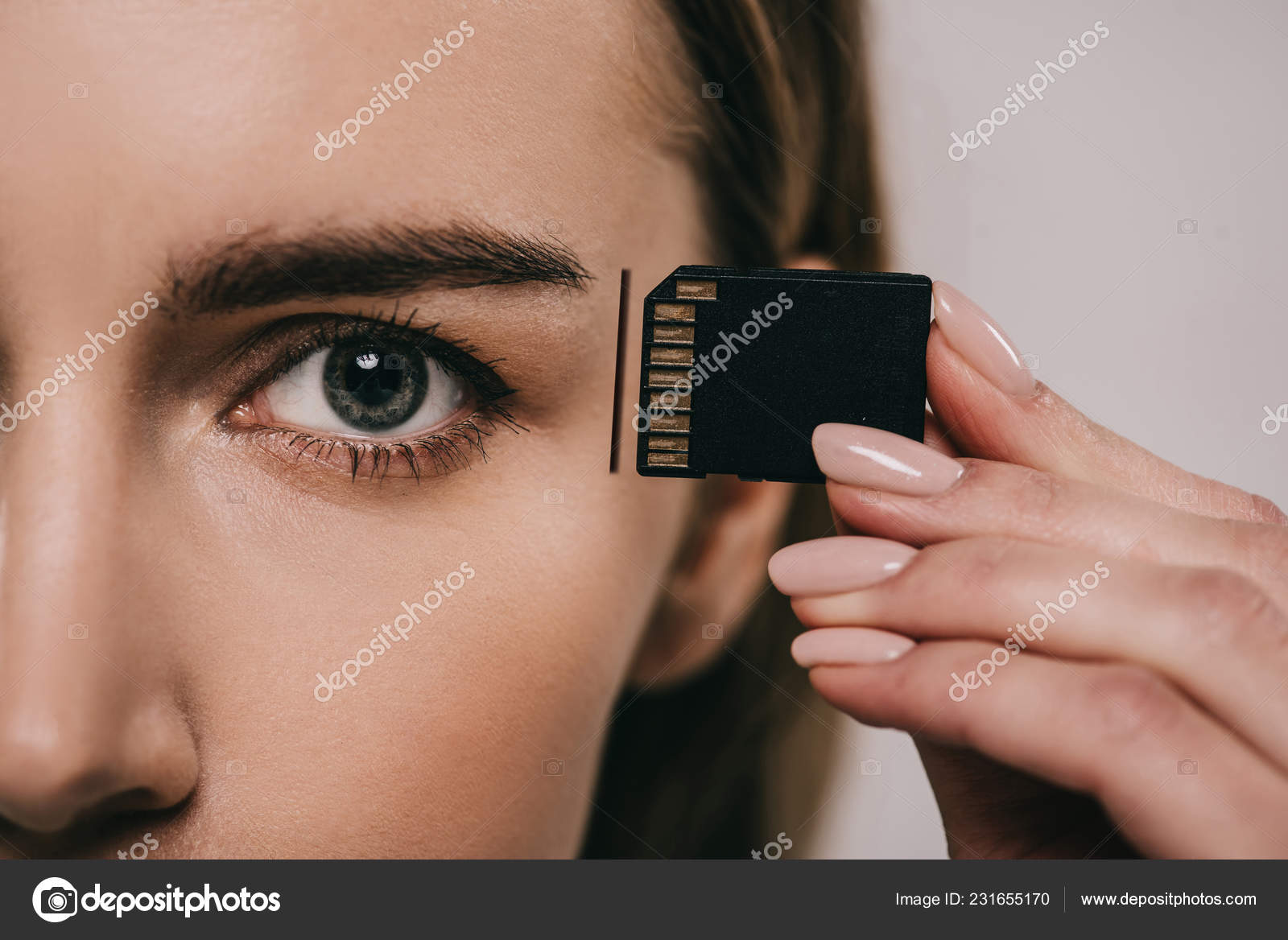 Vista Recortada Mujer Sosteniendo Microchip Mientras Inserta Cabeza ...