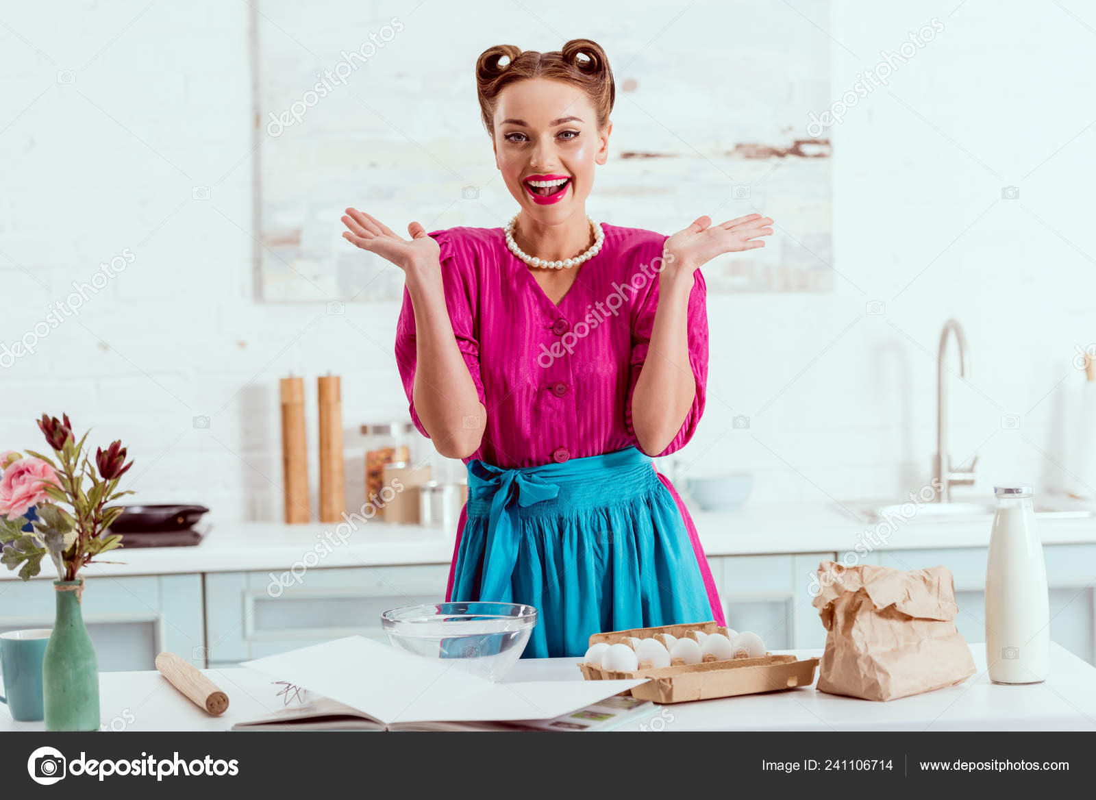 Sonriendo Pin Chica Pie Cerca Mesa Cocina Con Varios Ingredientes ...