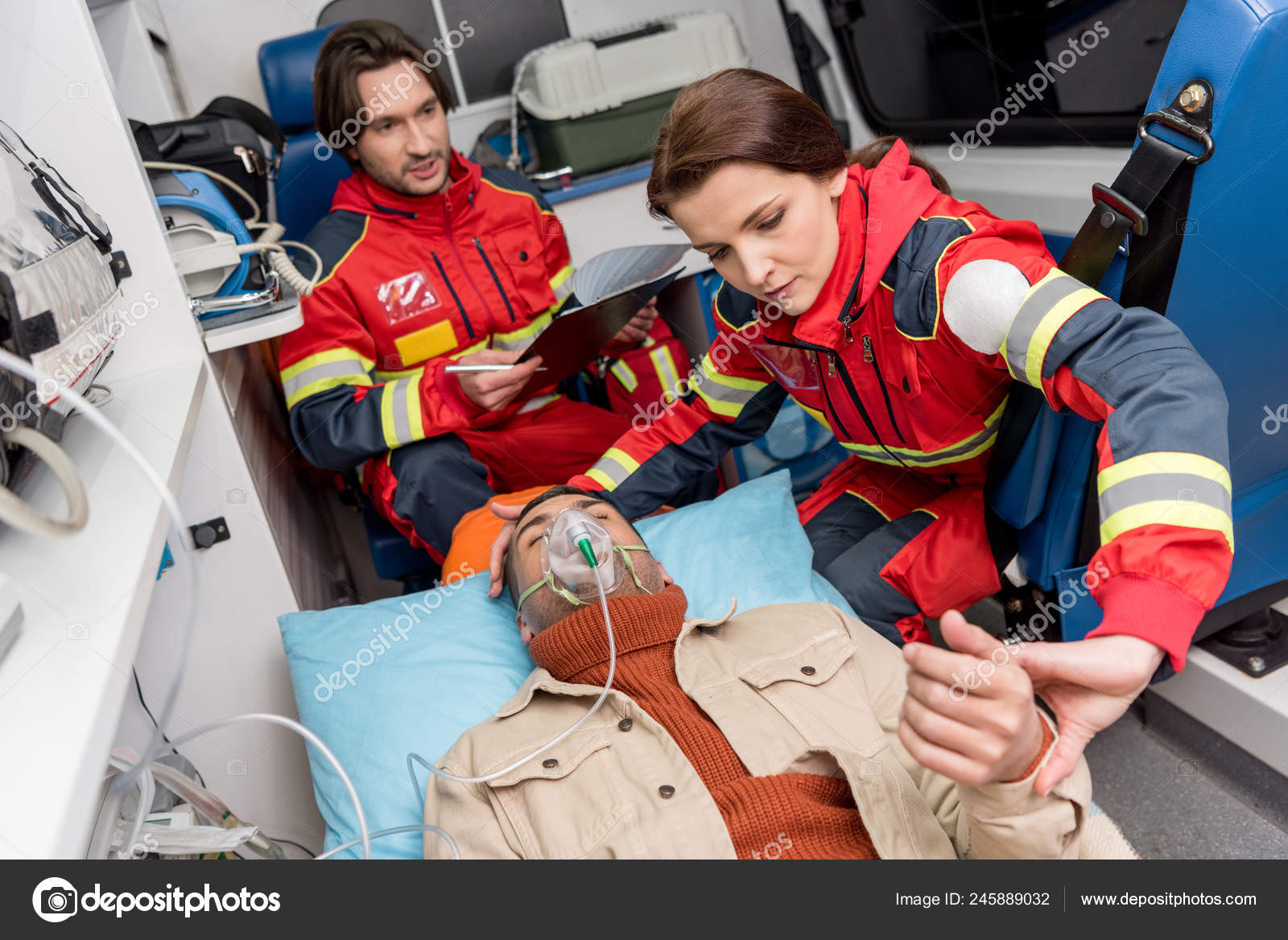 Paramedic Holding Oxygen Mask Patient Checking Pulse — Stock Photo ... Paramedic Holding Oxygen Mask Patient Checking Pulse — Stock Photo ...
