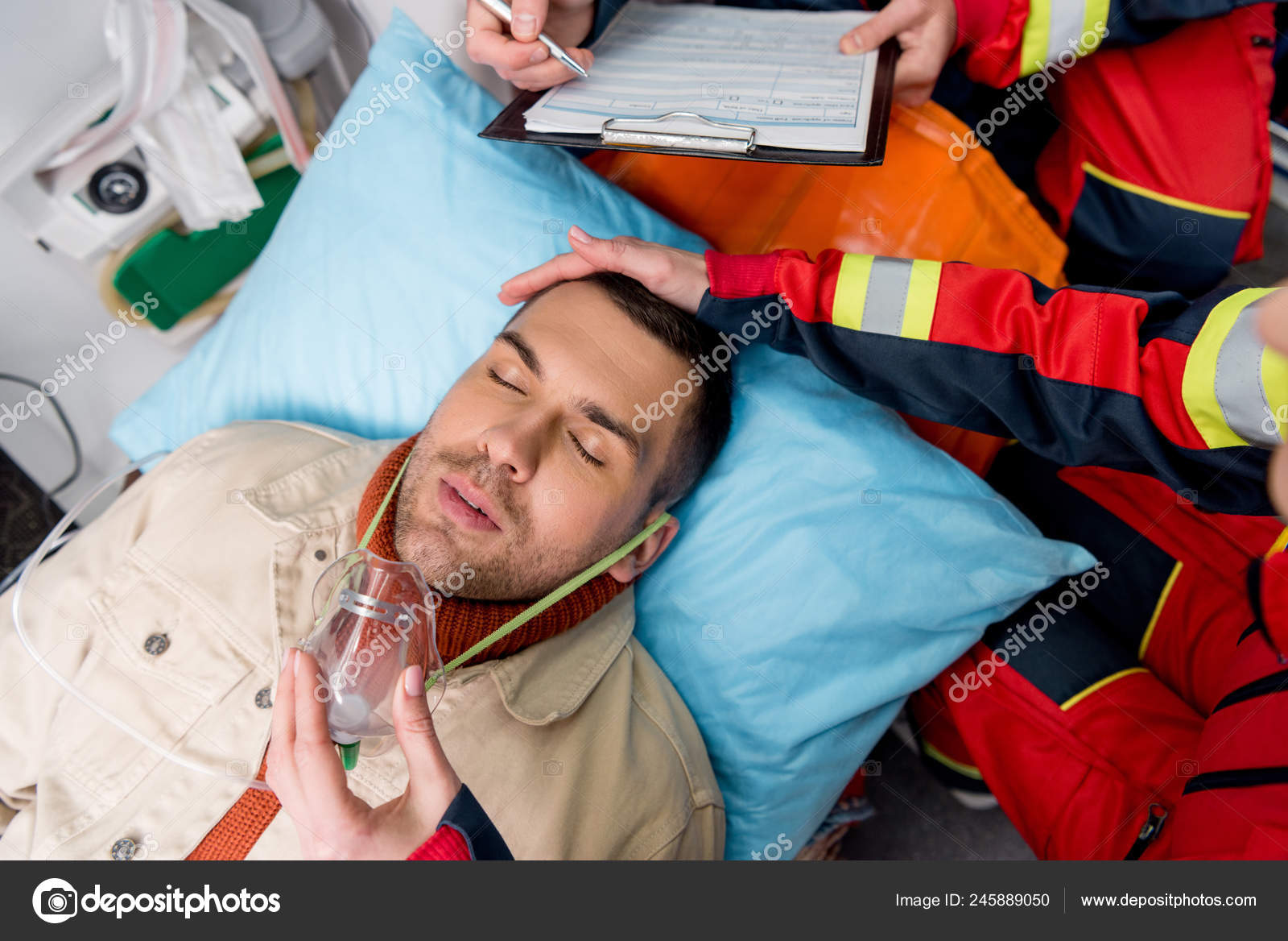Cropped View Paramedic Putting Oxygen Mask Unconscious Patient ⬇ Stock