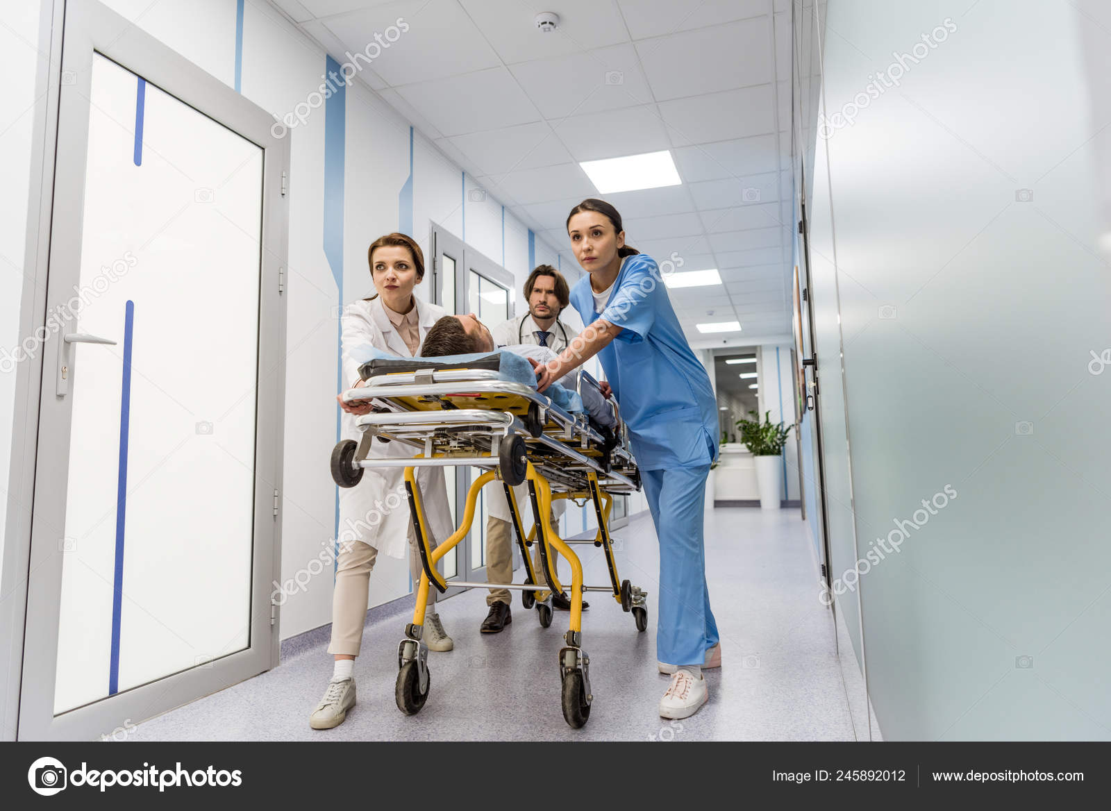 Médicos Preocupados Enfermeras Transportando Pacientes Inconscientes ...
