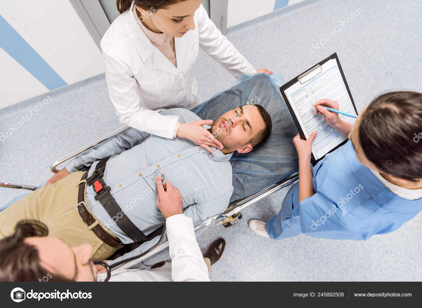 Visão Superior Dos Médicos Que Transportam Paciente Inconsciente ...