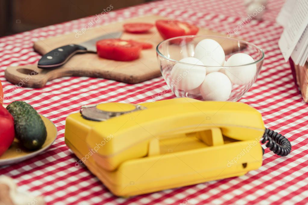 primer plano de teléfono vintage con varias verduras y huevos de pollo ...