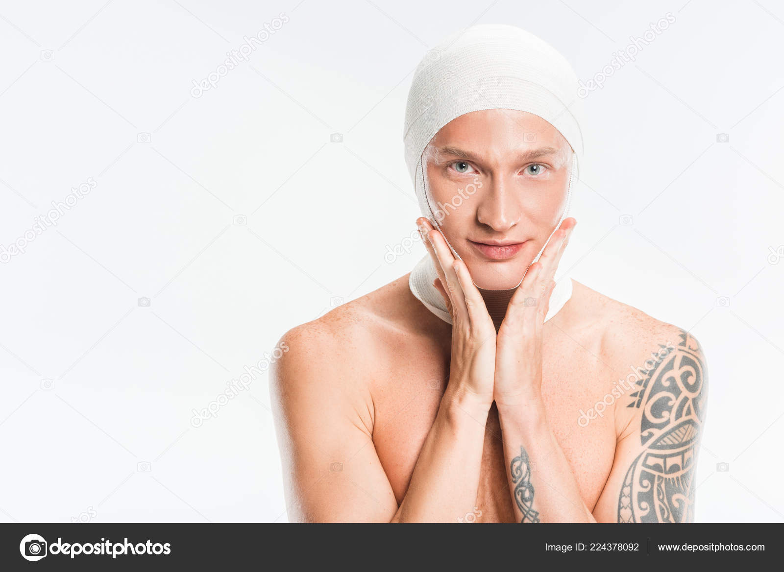 Взрослый Красивый Мужчина Бинтами Голове Касаясь Лица После ...