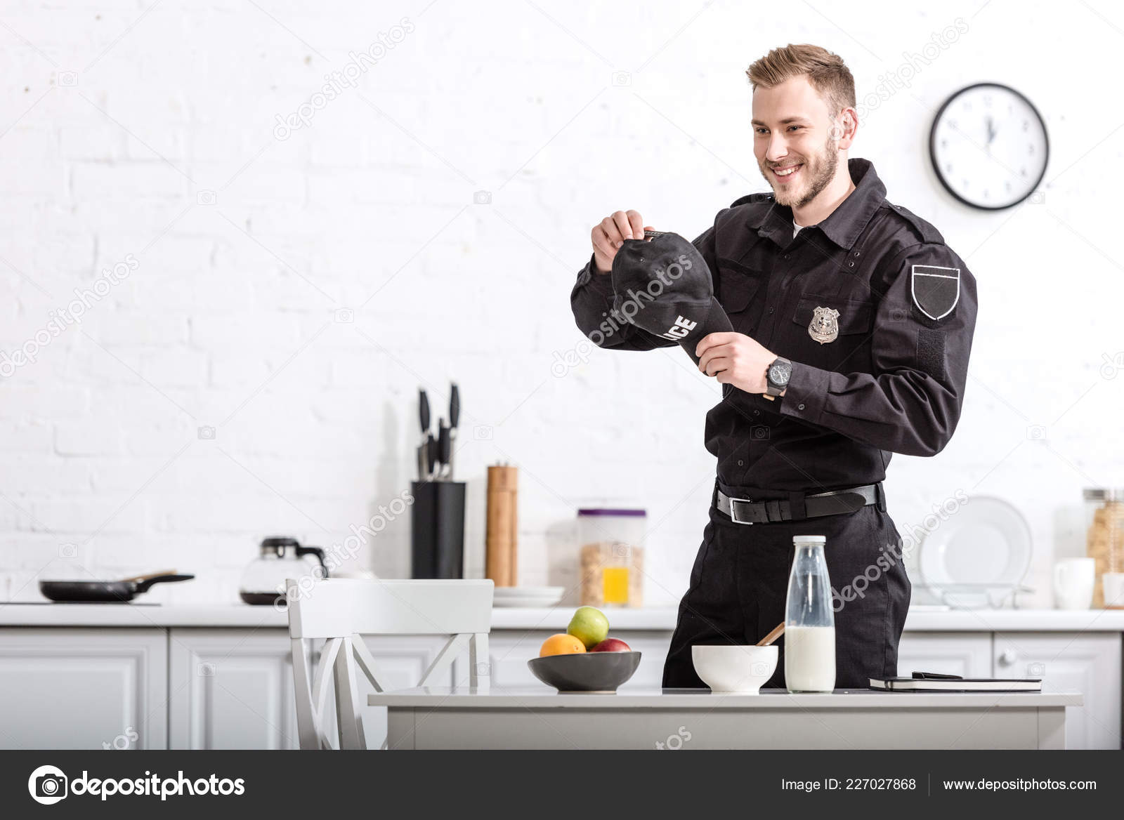 Knappe Politieagent Met Dop Handen Glimlachend Keuken — Gratis ...