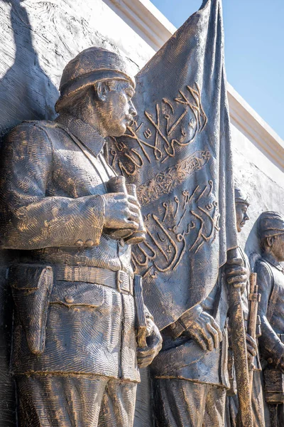 Monumento de un soldado otomano (turco) en el cementerio y monumento de ...