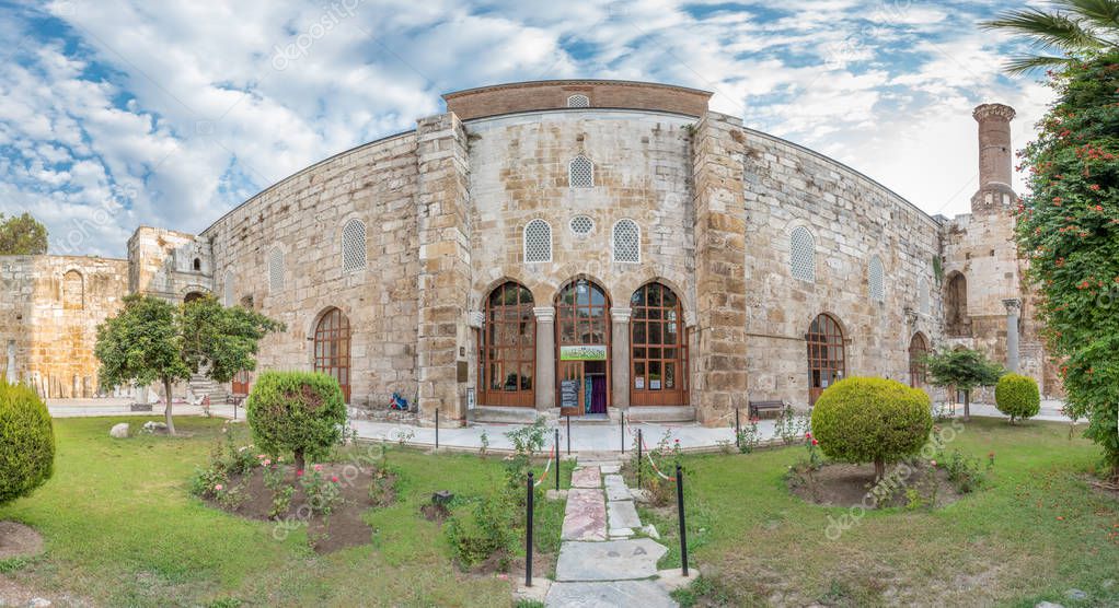 Vista panorámica exterior de alta resolución de la mezquita de Isa Bey ...