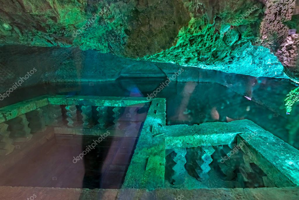 Vista interior de la cueva donde nació el profeta Abraham en el patio de la mezquita Mevlidi ...