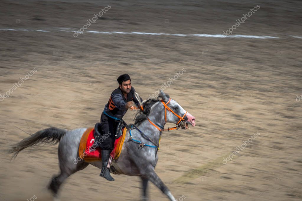 Personas no identificadas con disfraces están jugando al viejo juego ...