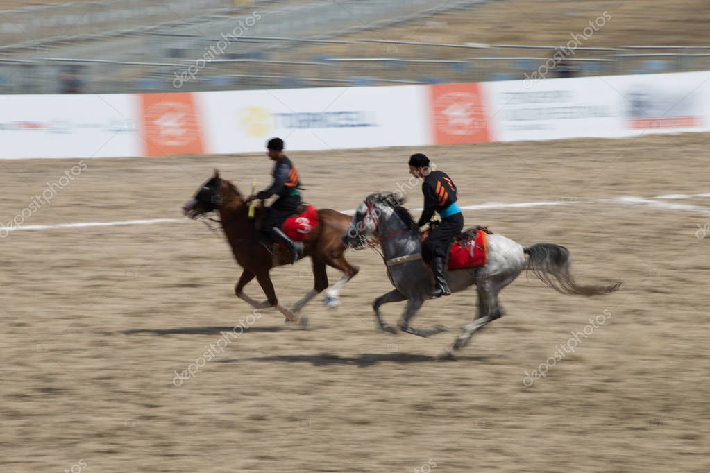 Personas no identificadas con disfraces están jugando al viejo juego ...