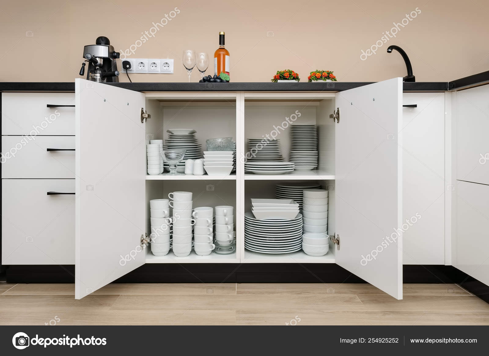 Armoire de rangement vaisselle avec assiettes et tasses à l'intérieur ...