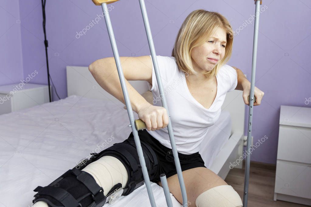 Mujer triste despu s de una operaci n en su pierna est sentado en la ...