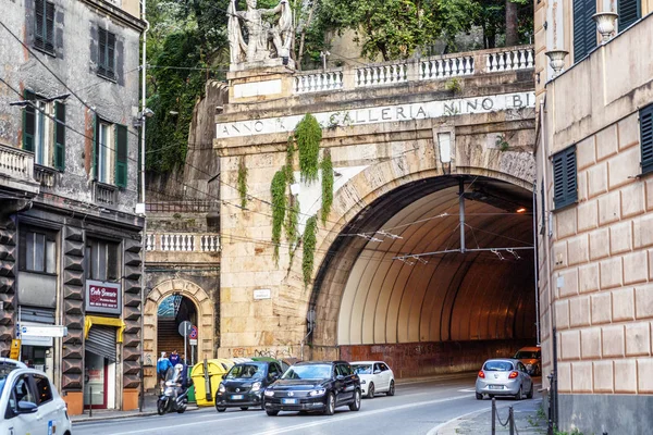 Génova, Italia, 10 / 04 / 2019: Túnel de coche en la antigua plaza de ...