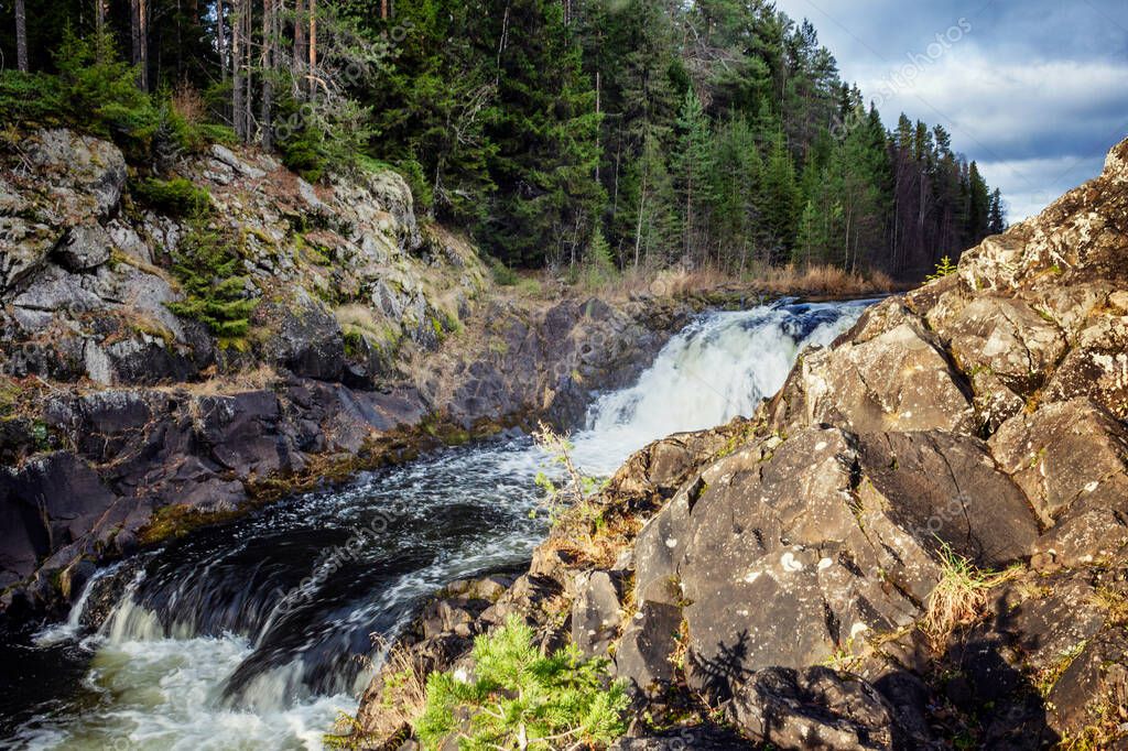 Cascada de Kivach. Potente chorro de agua en un hermoso parque natural ...