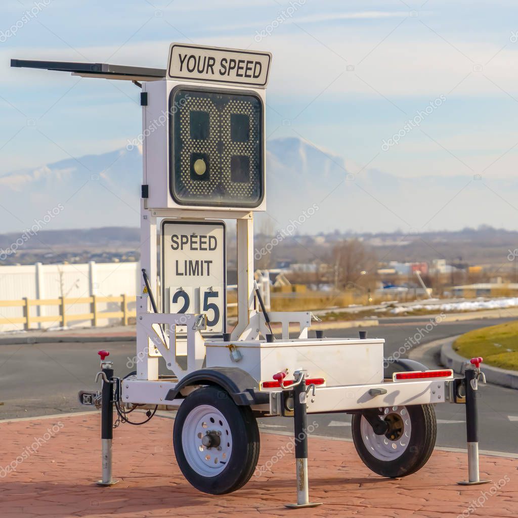 Remolque de velocidad de radar móvil con señal de límite de velocidad 2022