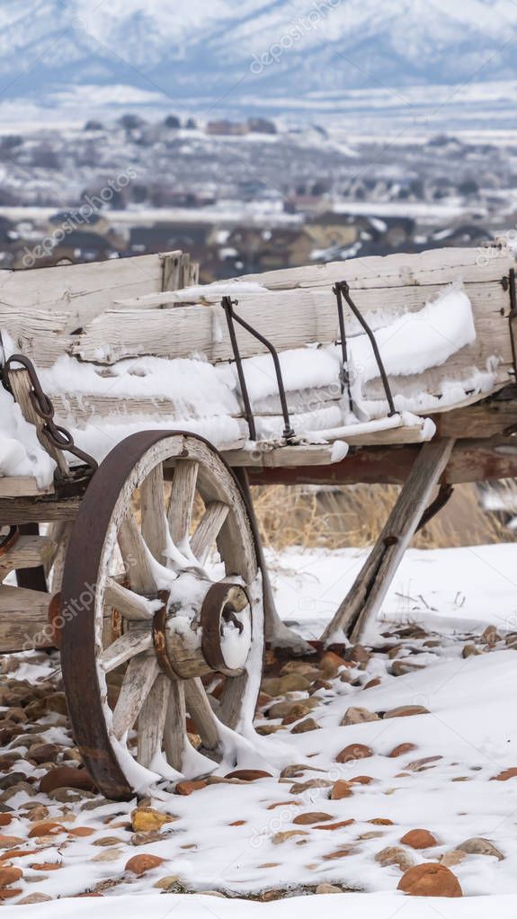 Carro de madera viejo vertical con cadenas y ruedas oxidadas ...