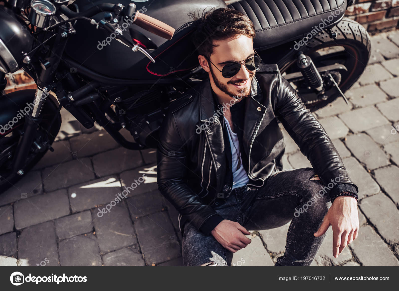 Motociclista Barbudo Guapo Con Motocicleta Estilo Clásico Negro Café ...