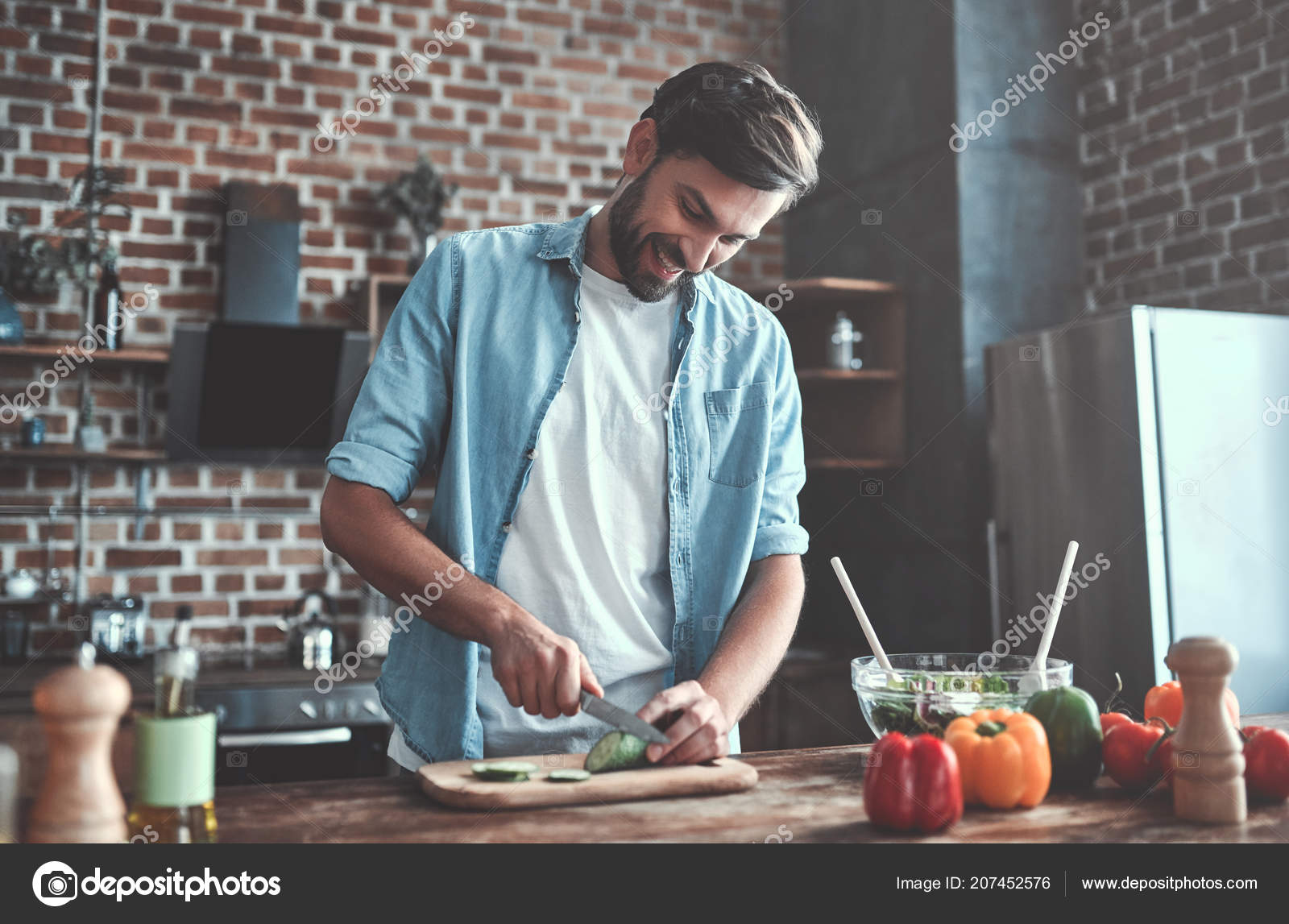 Hombre Guapo Está Cocinando Cocina Sonriendo — Foto de stock © 4pmphoto ...