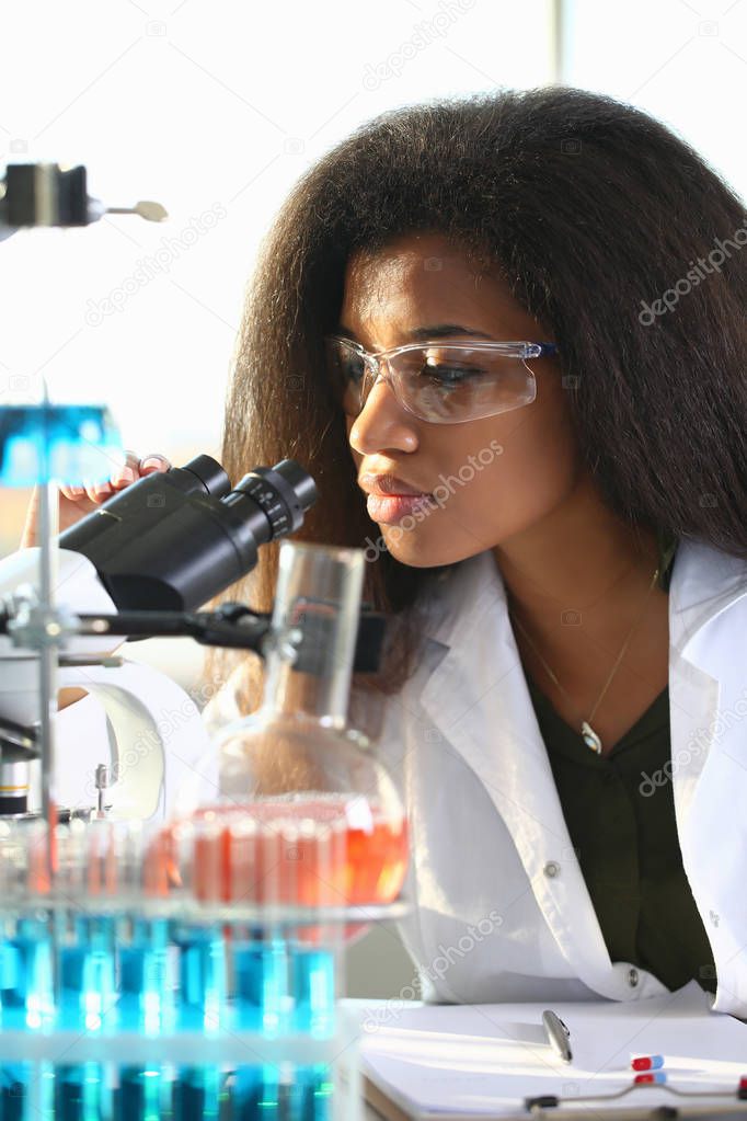 Mujer negra científica estudiante química en protector 2023