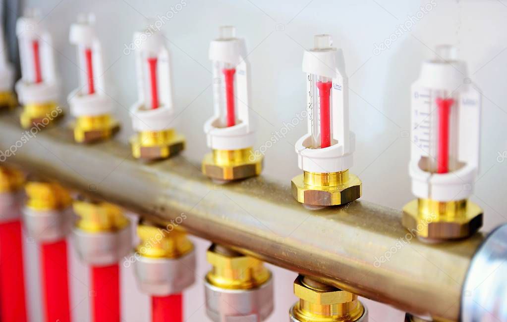 Colectores de calefacci n por suelo radiante de agua en la unidad de sistema. 2024