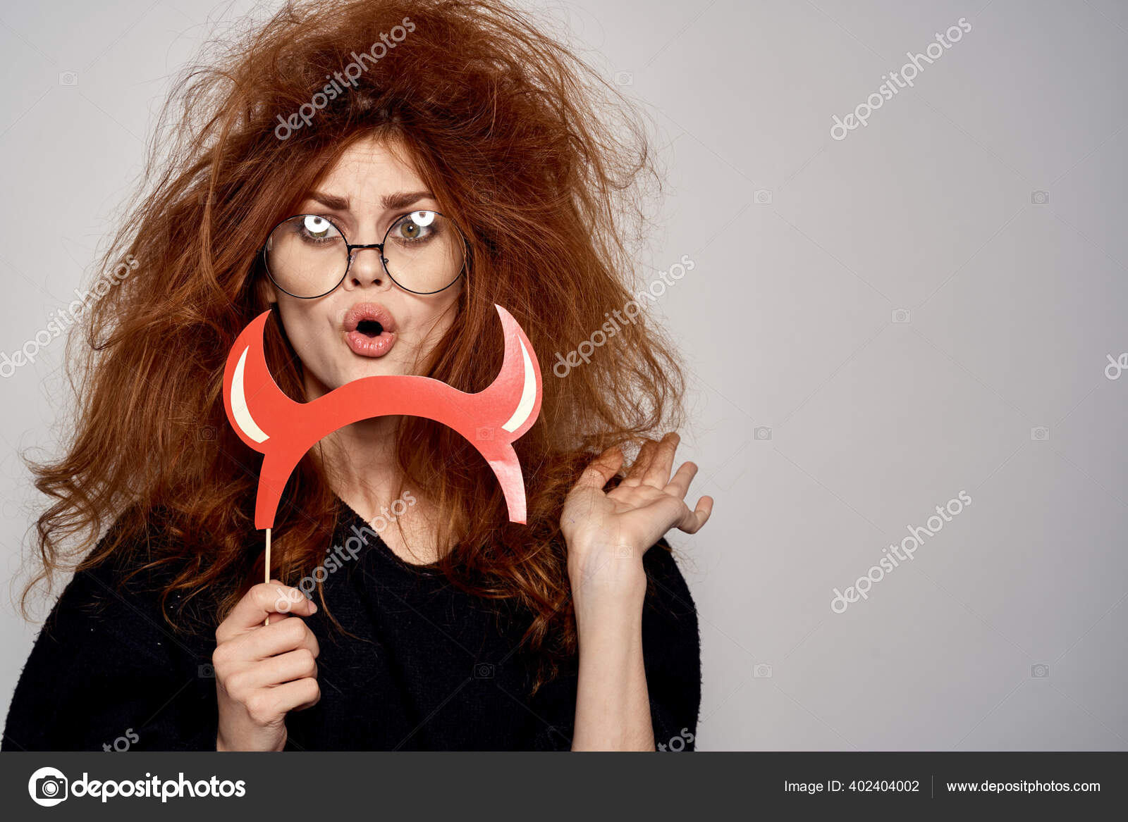 Morena en un disfraz de diablo en Halloween cuernos rojos gafas vestido ...