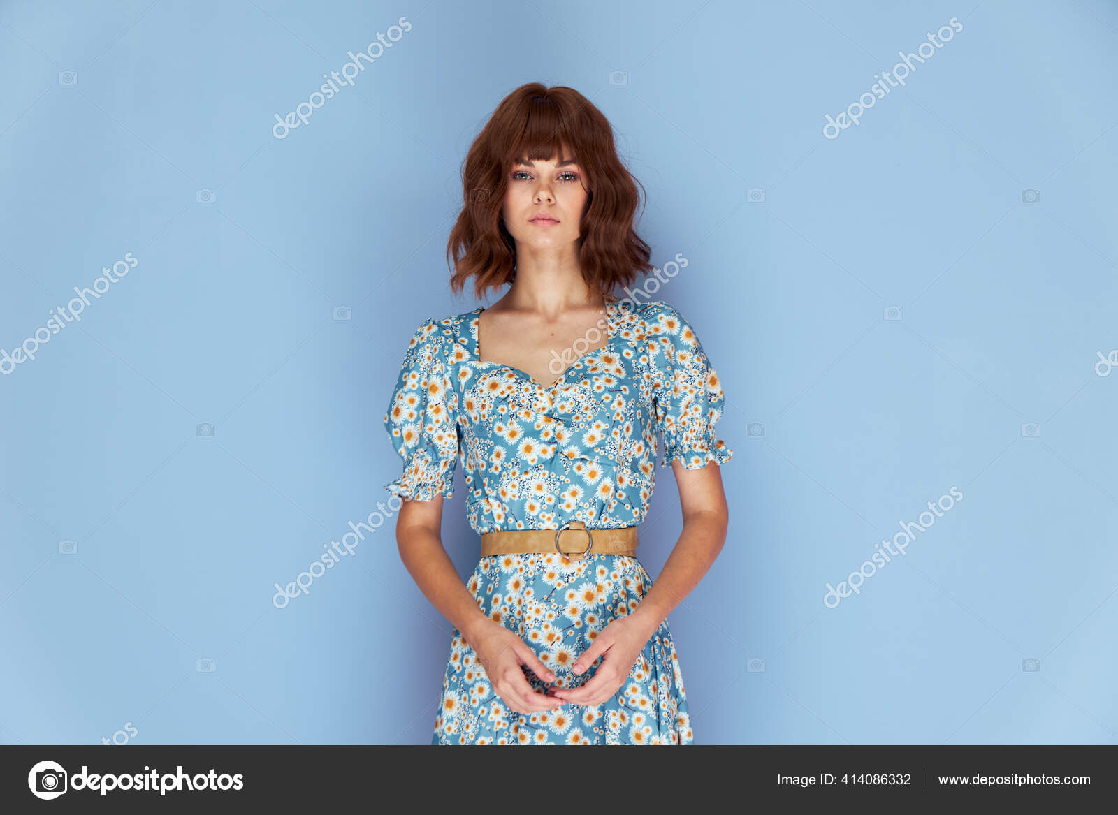 Beautiful woman studio is looking forward attractive look — Stock Photo ...