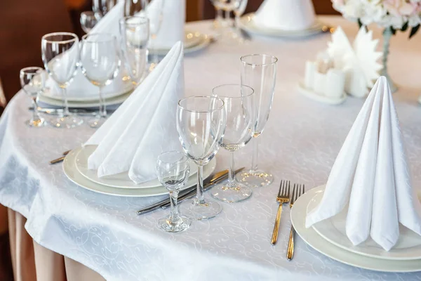 Glasses, napkin folded in a pyramid, served for dinner in restaurant ...