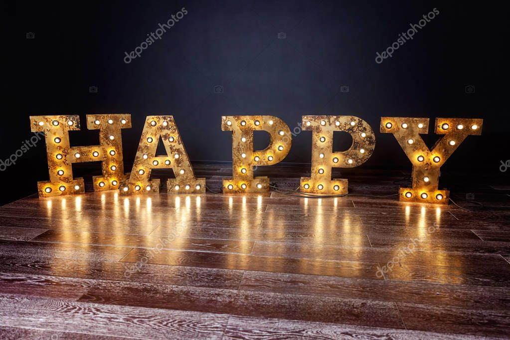 Palabra de letras felices con bombillas retro de luz brillante de pie ...