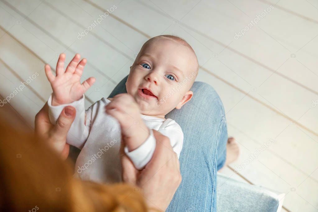 Recién nacido se encuentra en el regazo de la madre 2024