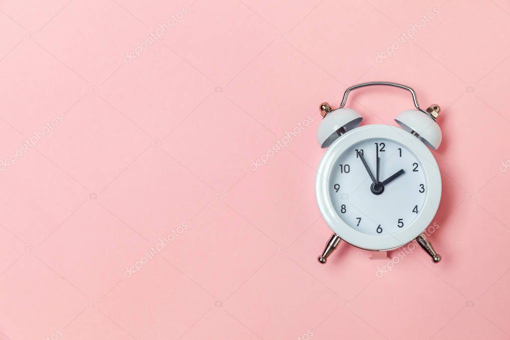 Reloj despertador Vintage aislado sobre fondo rosa pastel 2024