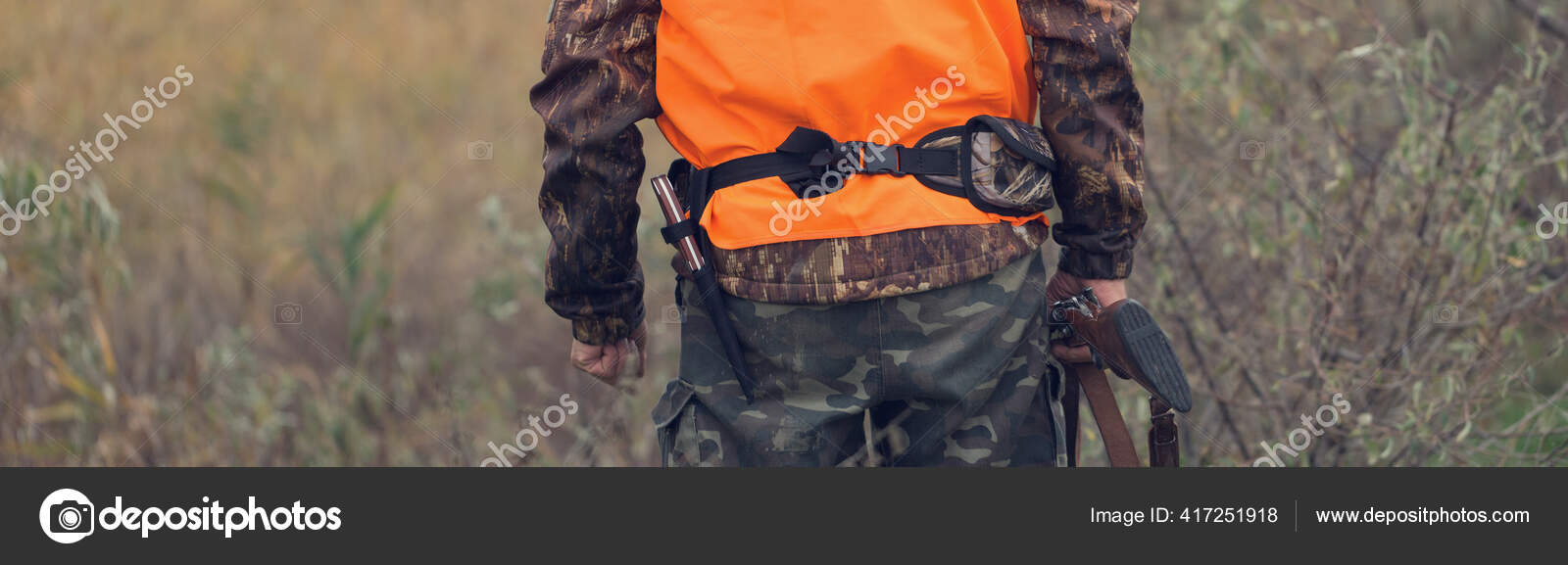 Duck Hunter Shotgun Walking Meadow — Stock Photo © AntonMaster #417251918
