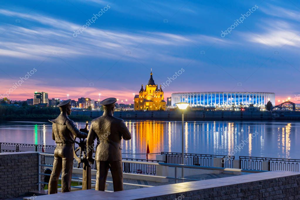 Monumento a los trabajadores del Volga en el fondo de la flecha de ...